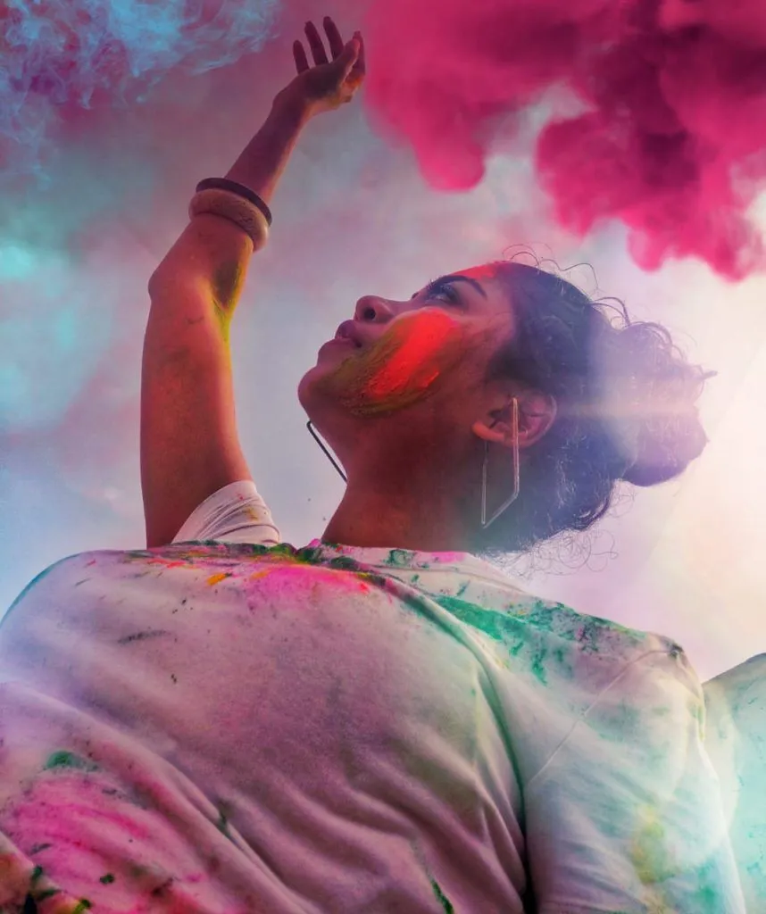 Model Sonali Haldar celebrates the festival of colour joyously; check ...