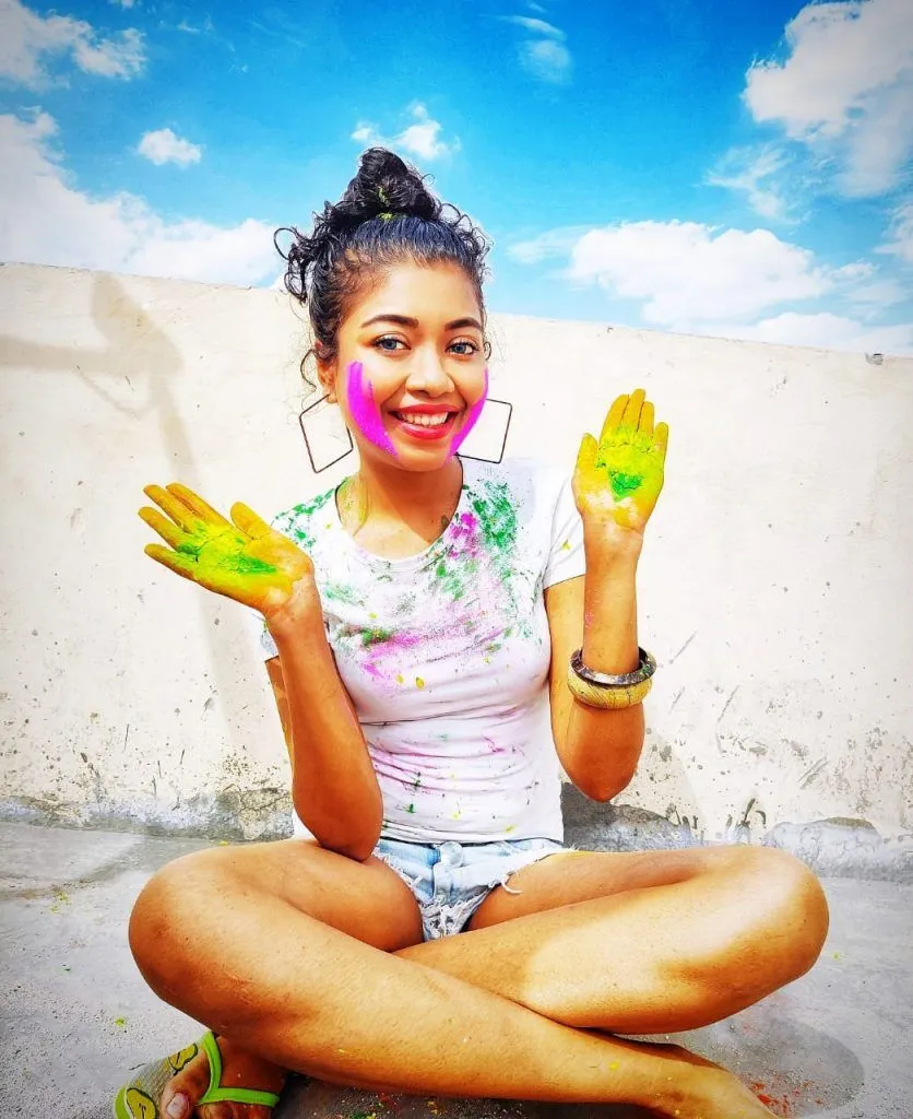 Model Sonali Haldar celebrates the festival of colour joyously; check ...