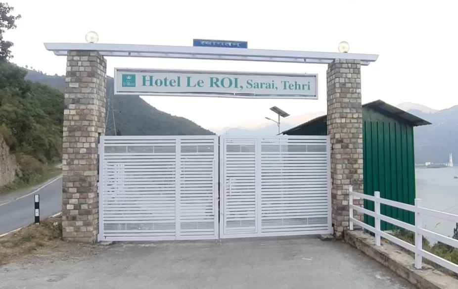 Floating Dirt in the name of Floating hut by Le Roi; Polluting the ...